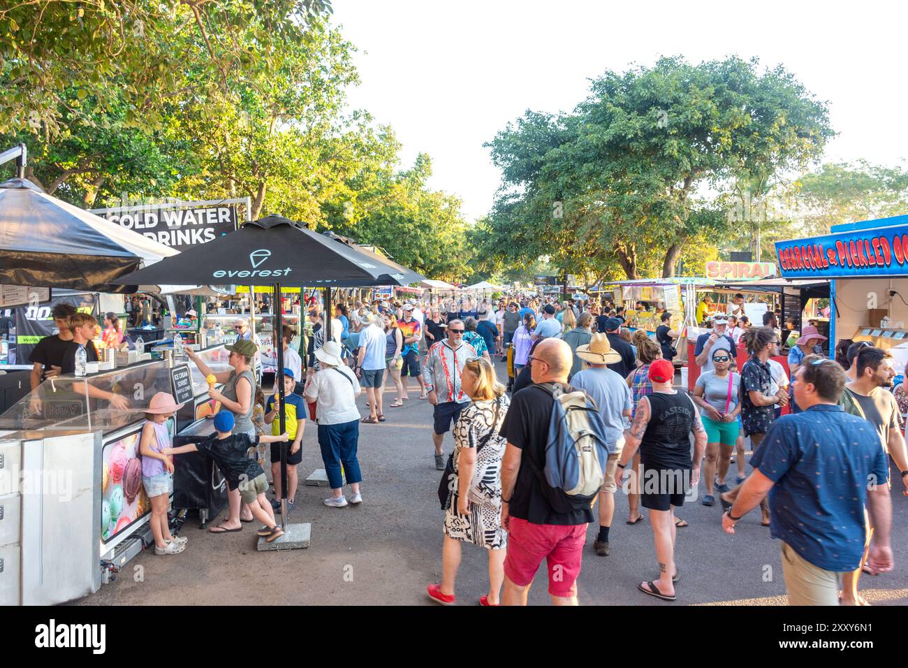 Food stalls, Mindil Beach Sunset Market, The Gardens, City of Darwin ...