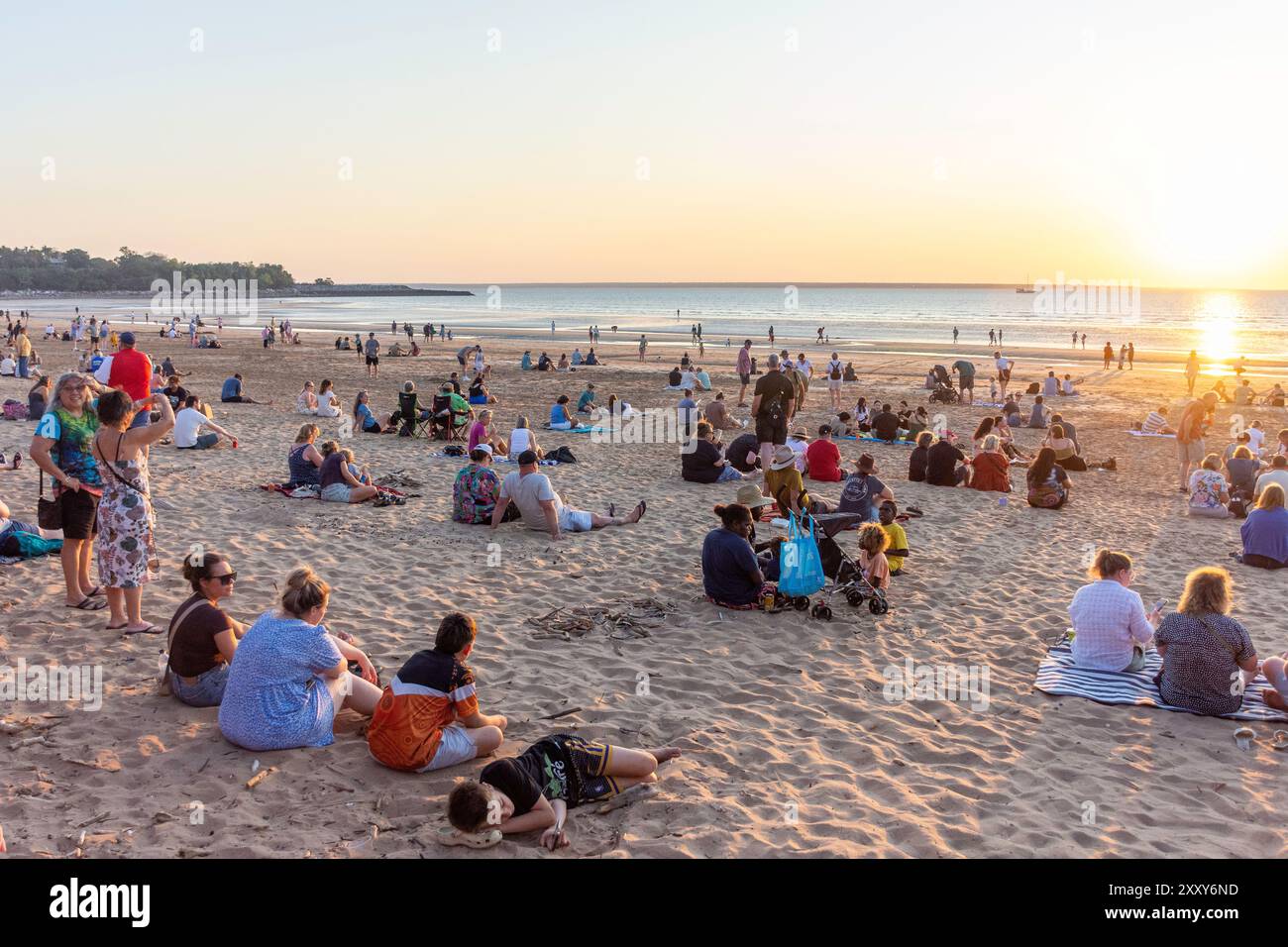 People watching the sunset on Mindil Beach, The Gardens, City of Darwin ...