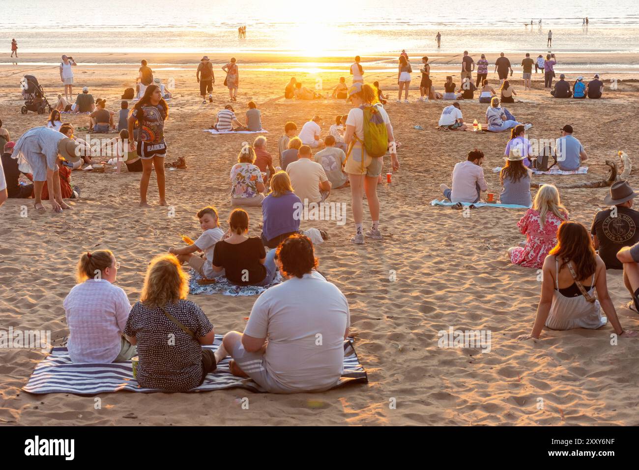 People crowds photographing couple watching the sunset on mindil hi-res ...
