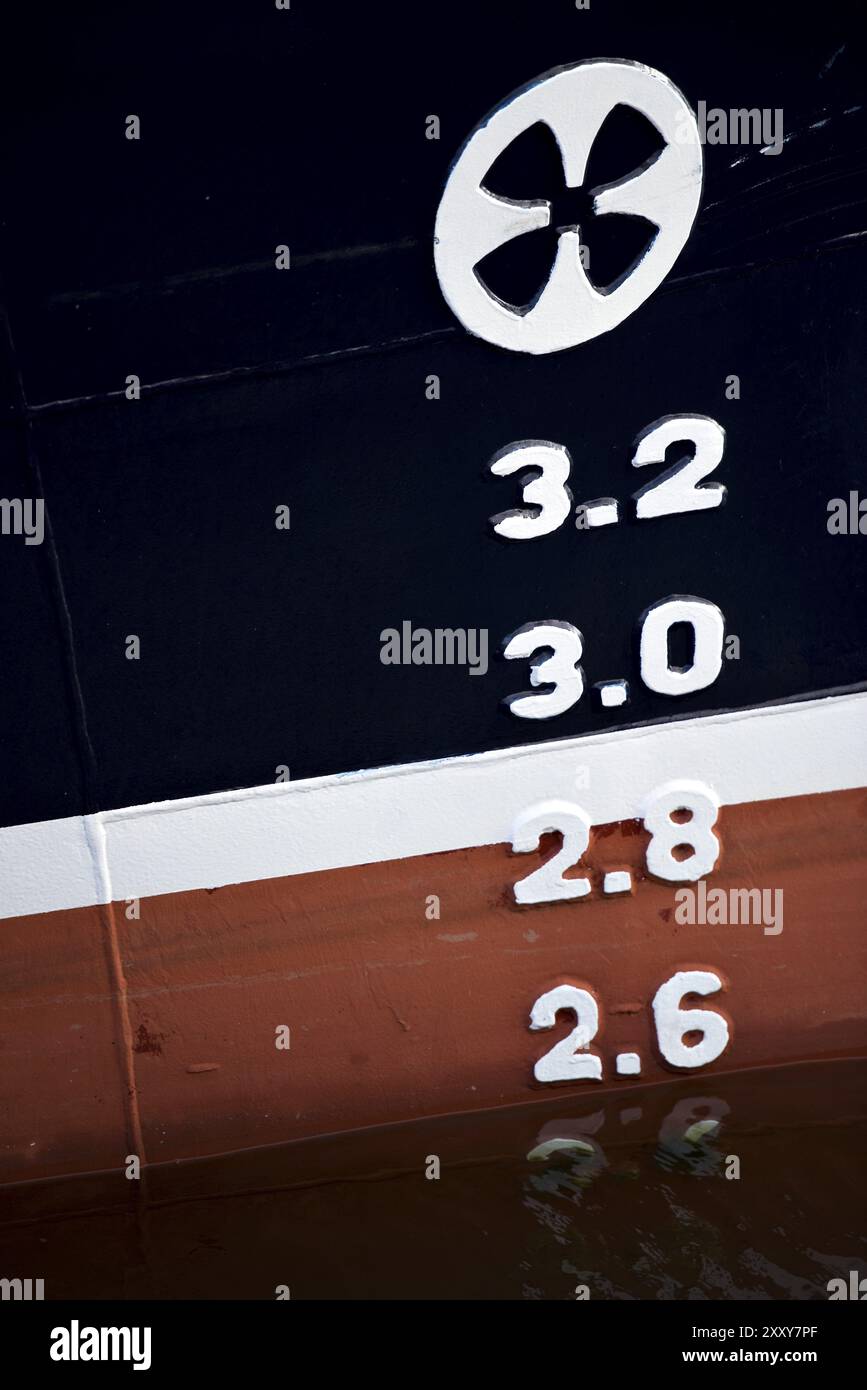 Water level marks on ship hi-res stock photography and images - Alamy