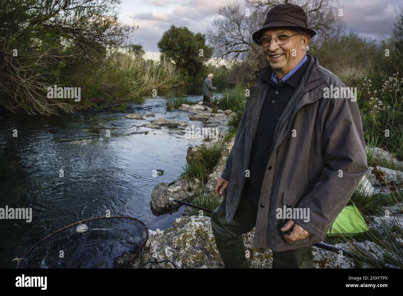Pesca anguilas (Anguilla anguilla) con Cucada (gusanos), torrente del ...