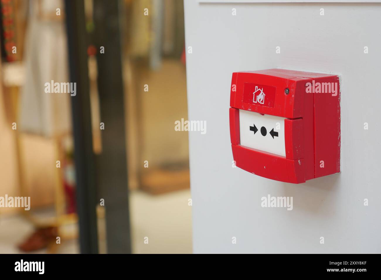 Red fire alarm button on wall Stock Photo - Alamy