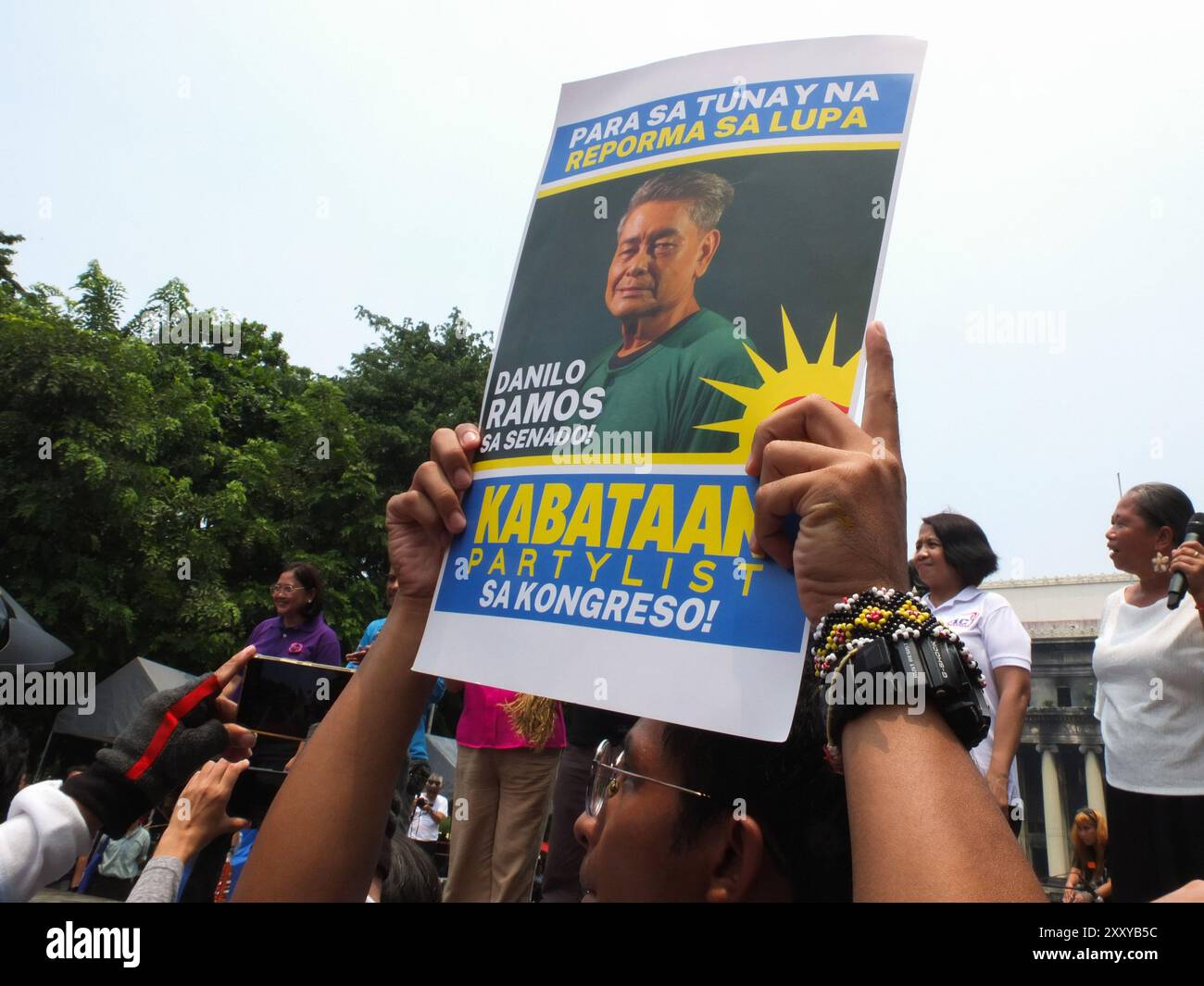 Manila, Philippines. 26th Aug, 2024. A militant protester holds a ...