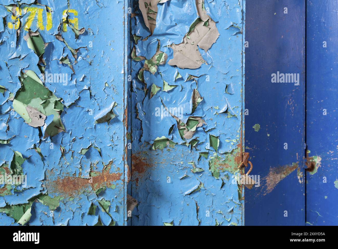 Metal with flaking paint as background Stock Photo - Alamy