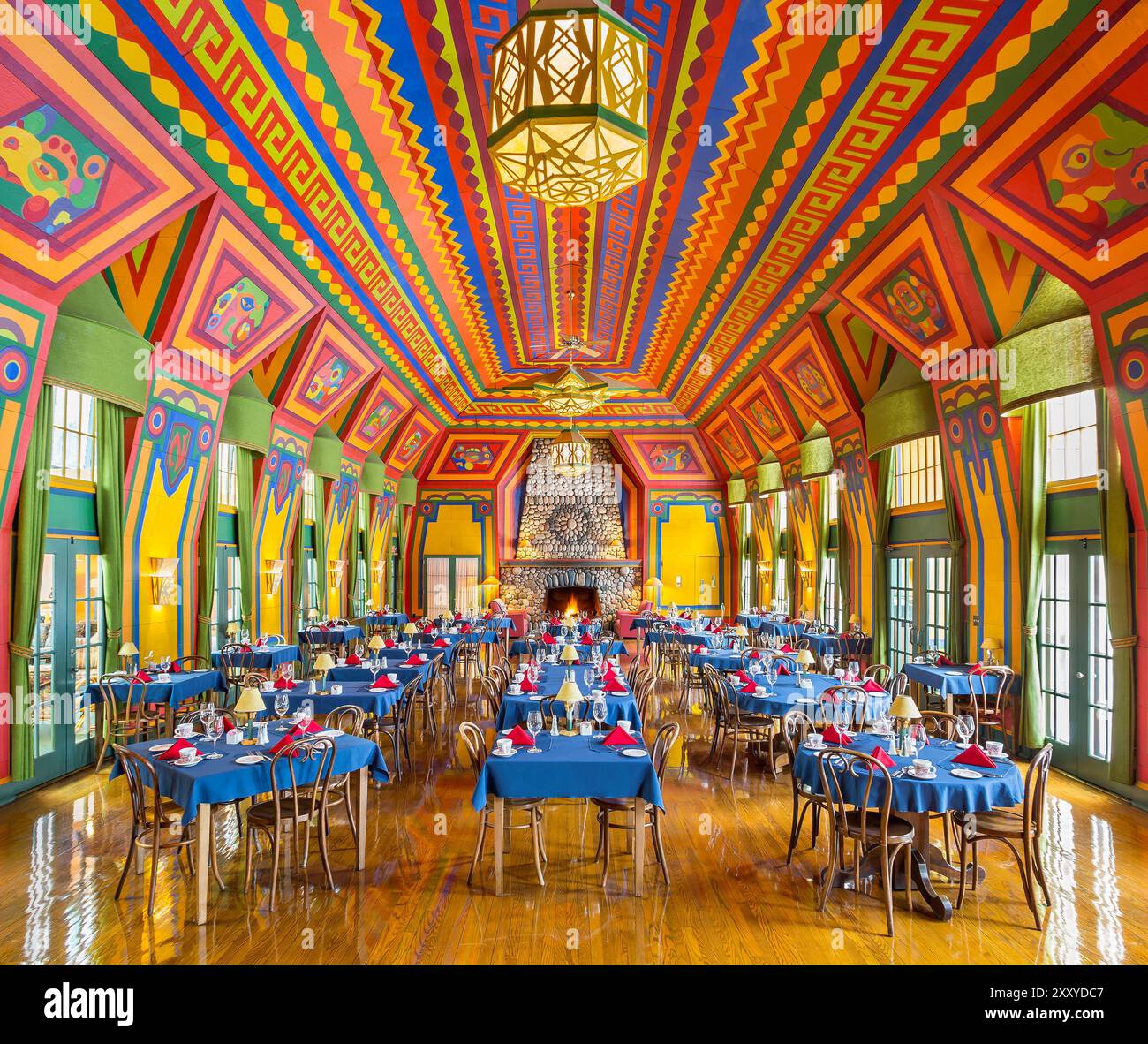 Colorful grand dining hall of Naniboujou Lodge Stock Photo - Alamy