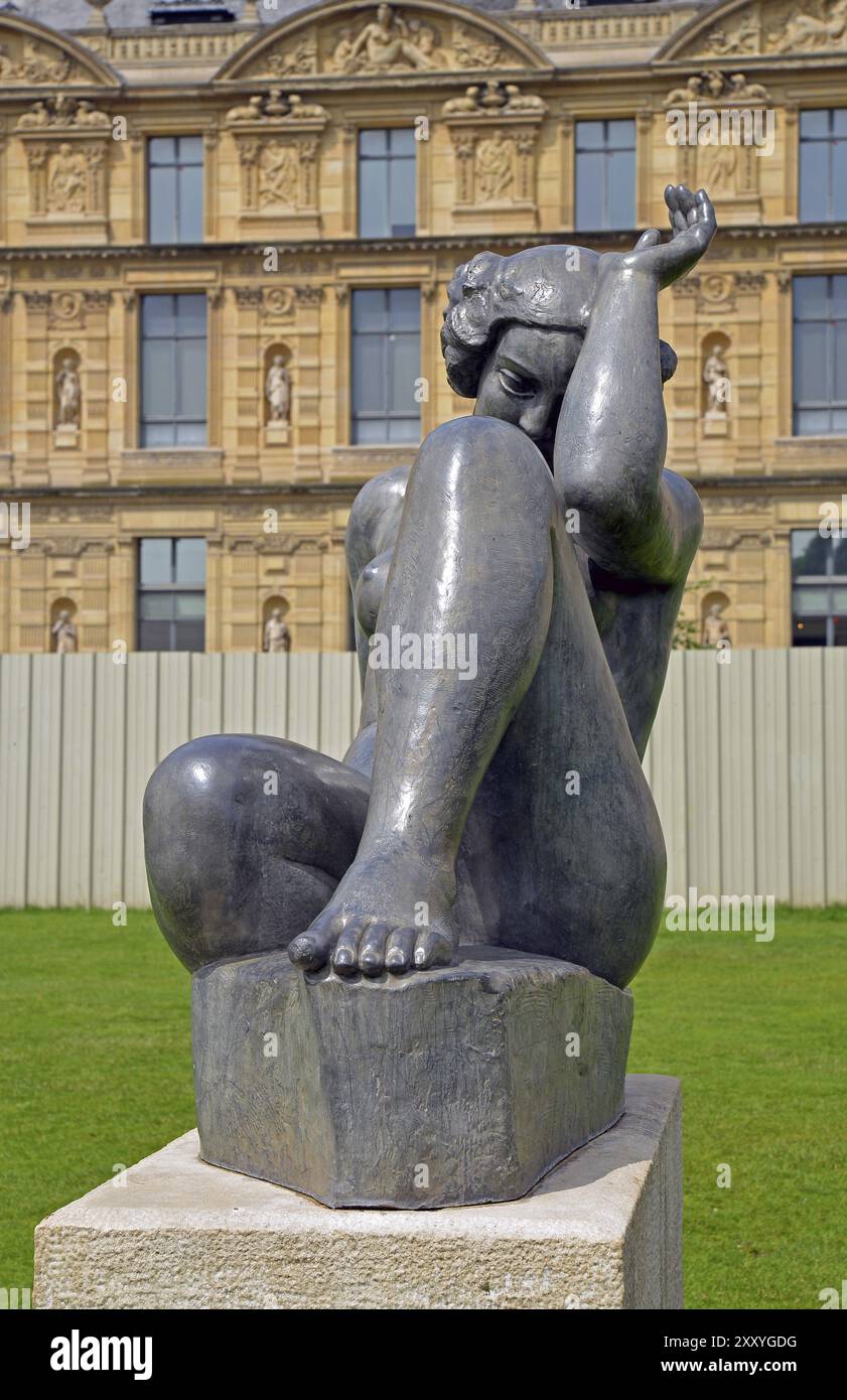 Jardin de Tuileries, Musee des Arts Decoratifs, meadow, sculpture ...