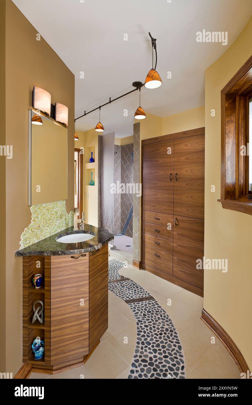 Curved walk through bathroom hi-res stock photography and images - Alamy