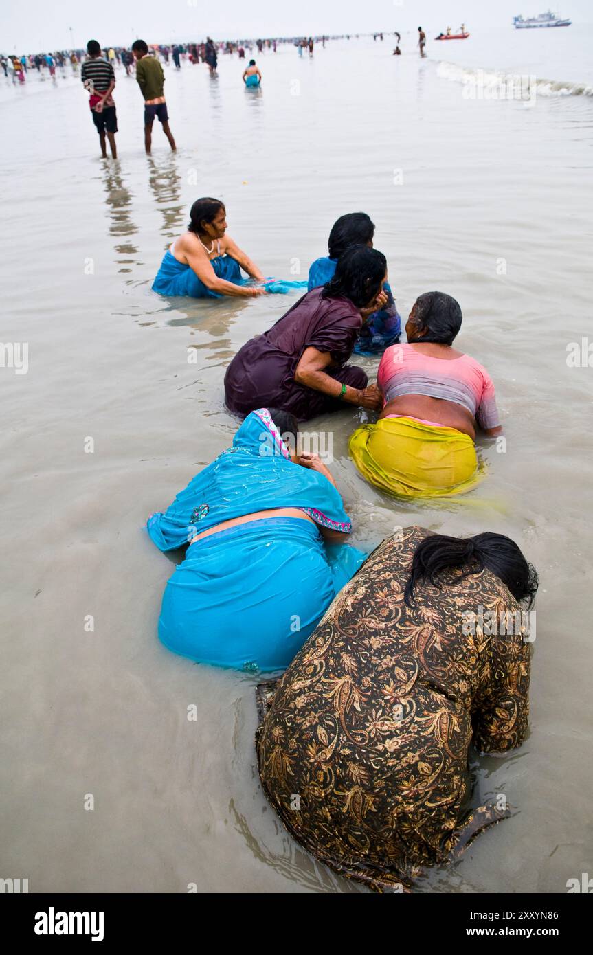 Hindu indian women ritual bathing hi-res stock photography and images ...