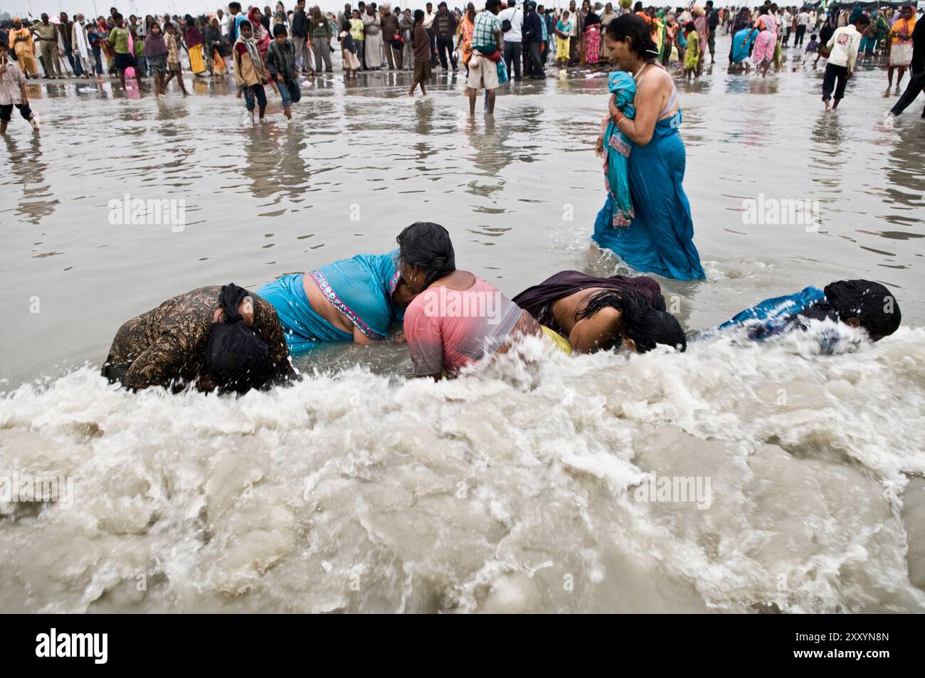 Hindu indian women ritual bathing hi-res stock photography and images ...