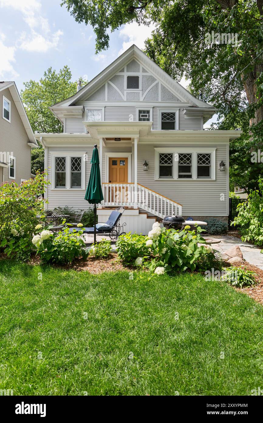 Exterior white painted clapboard house hi-res stock photography and ...