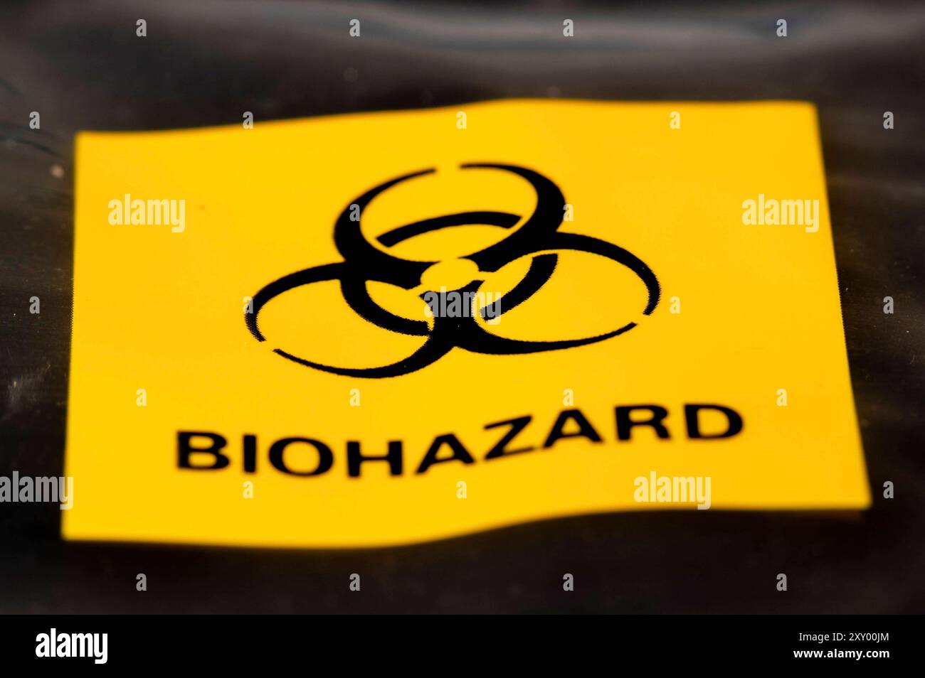 Das Symbol Biogefährdung englisch Biohazard kennzeichnet konkrete ...