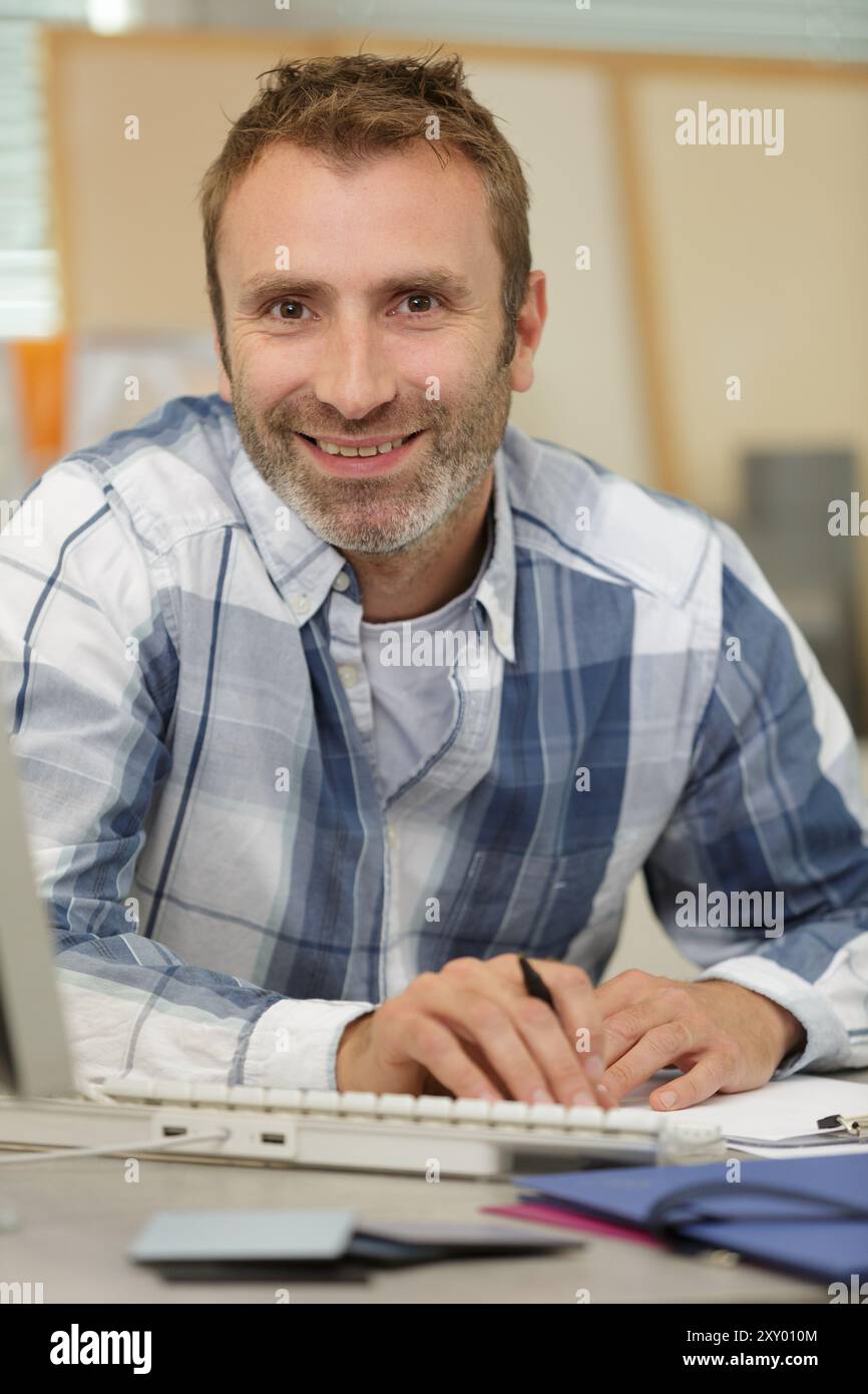 portrait of a salesman sat behind his desk Stock Photo - Alamy