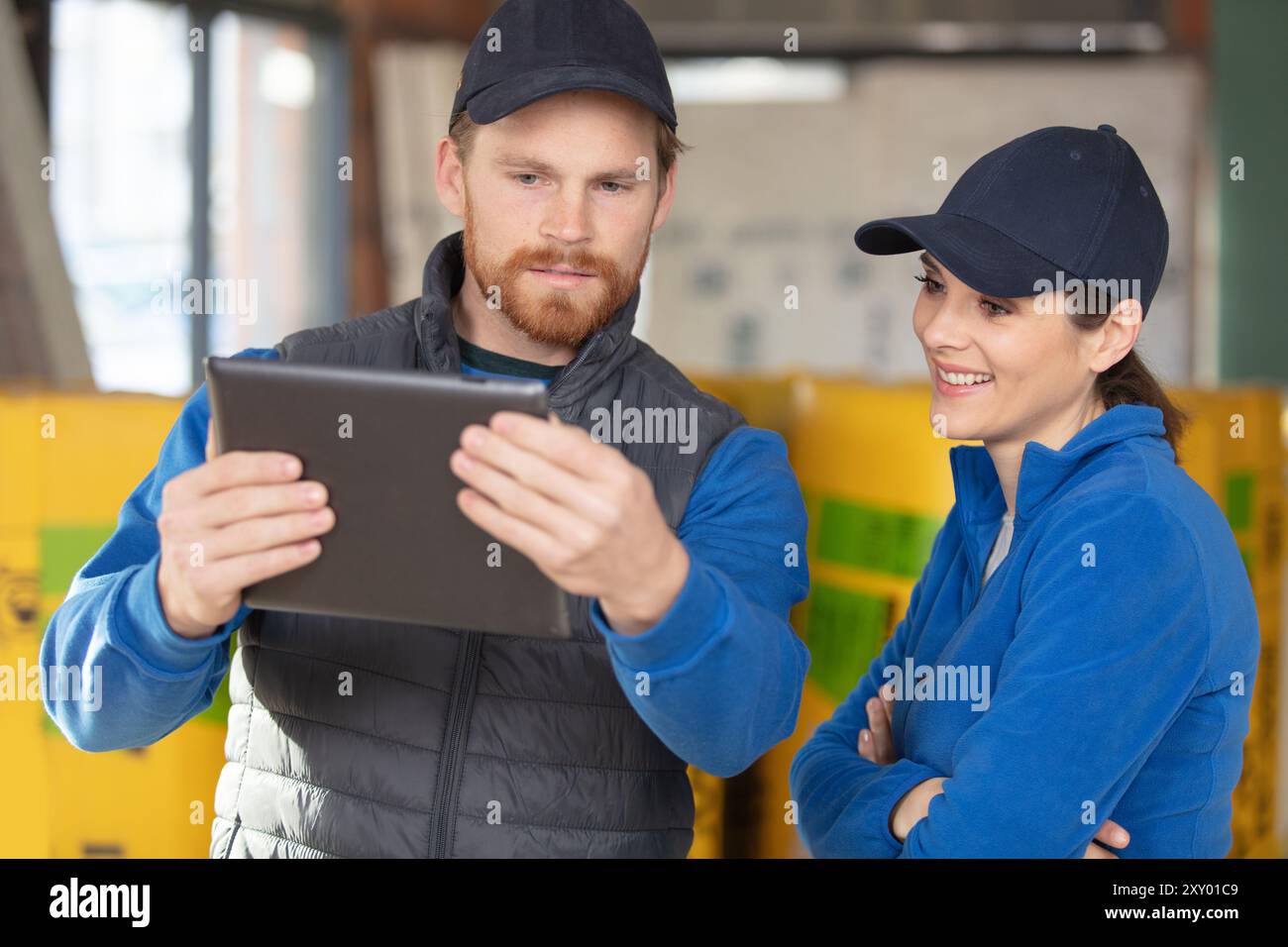 Construction teamwork happy tablet hi-res stock photography and images ...