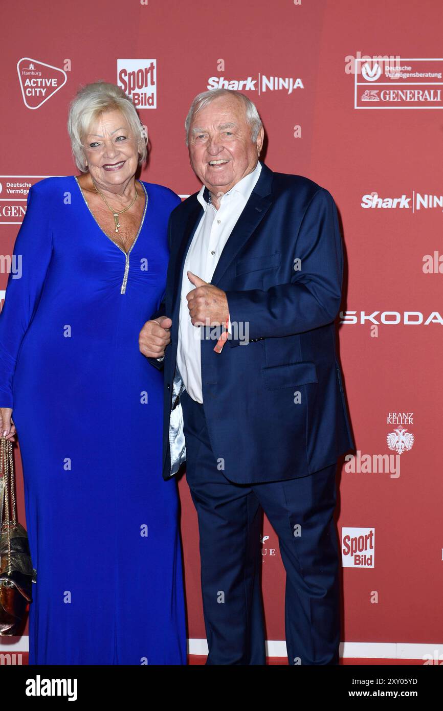 Ulli Wegner mit Ehefrau Margret Wegner bei der Ankunft zu der ...