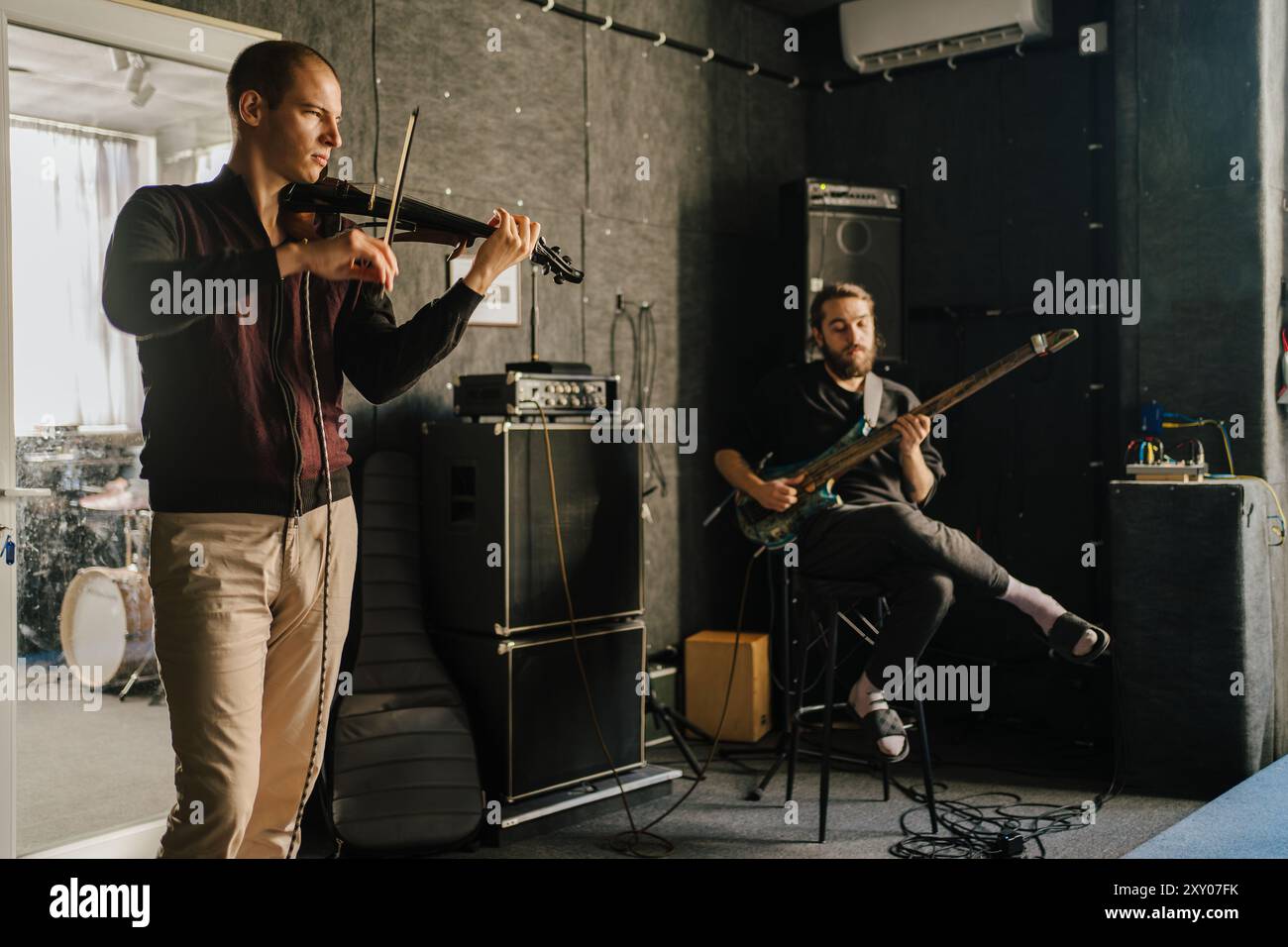 Band jamming together hi-res stock photography and images - Alamy