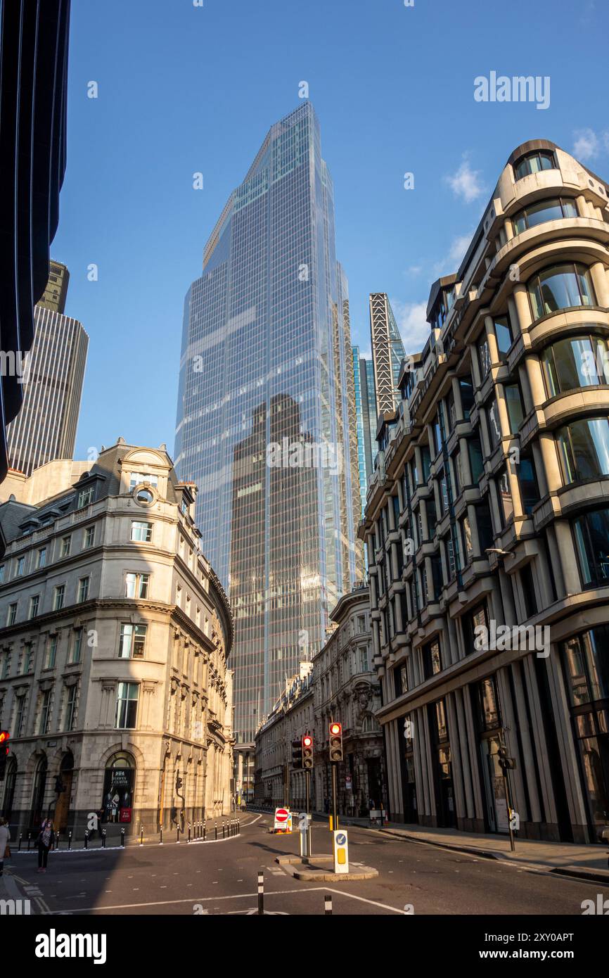 22 Bishopsgate skyscraper viewed from Threadneedle Street, City of ...