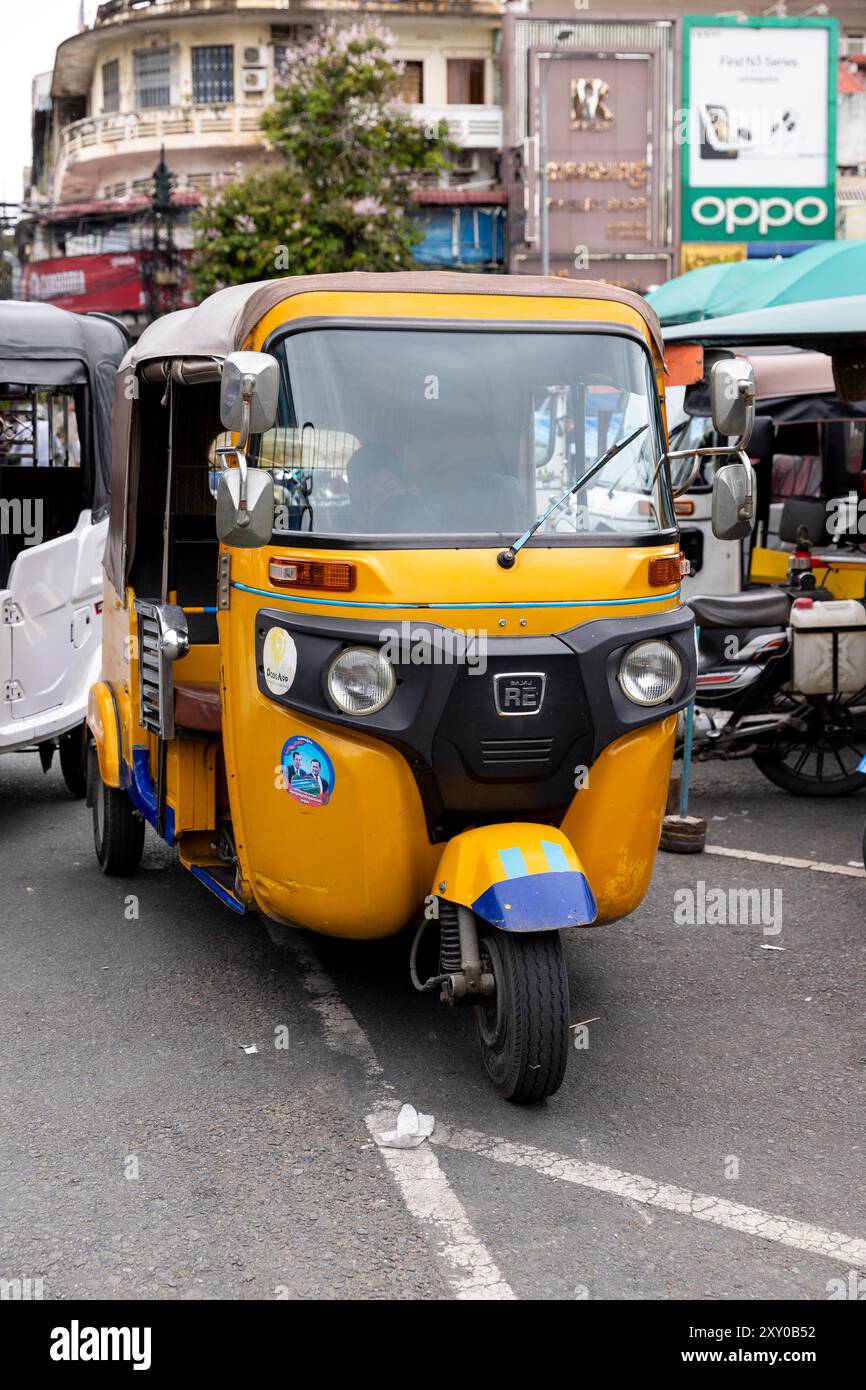 Auto rickshaws (tuk-tuks) in downtown Phnom Penh (Central Market area ...