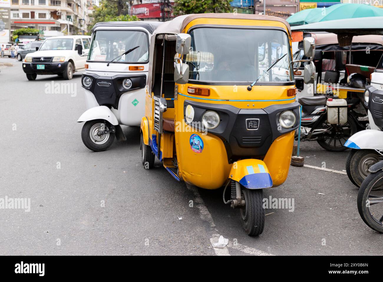 Auto rickshaws (tuk-tuks) in downtown Phnom Penh (Central Market area ...