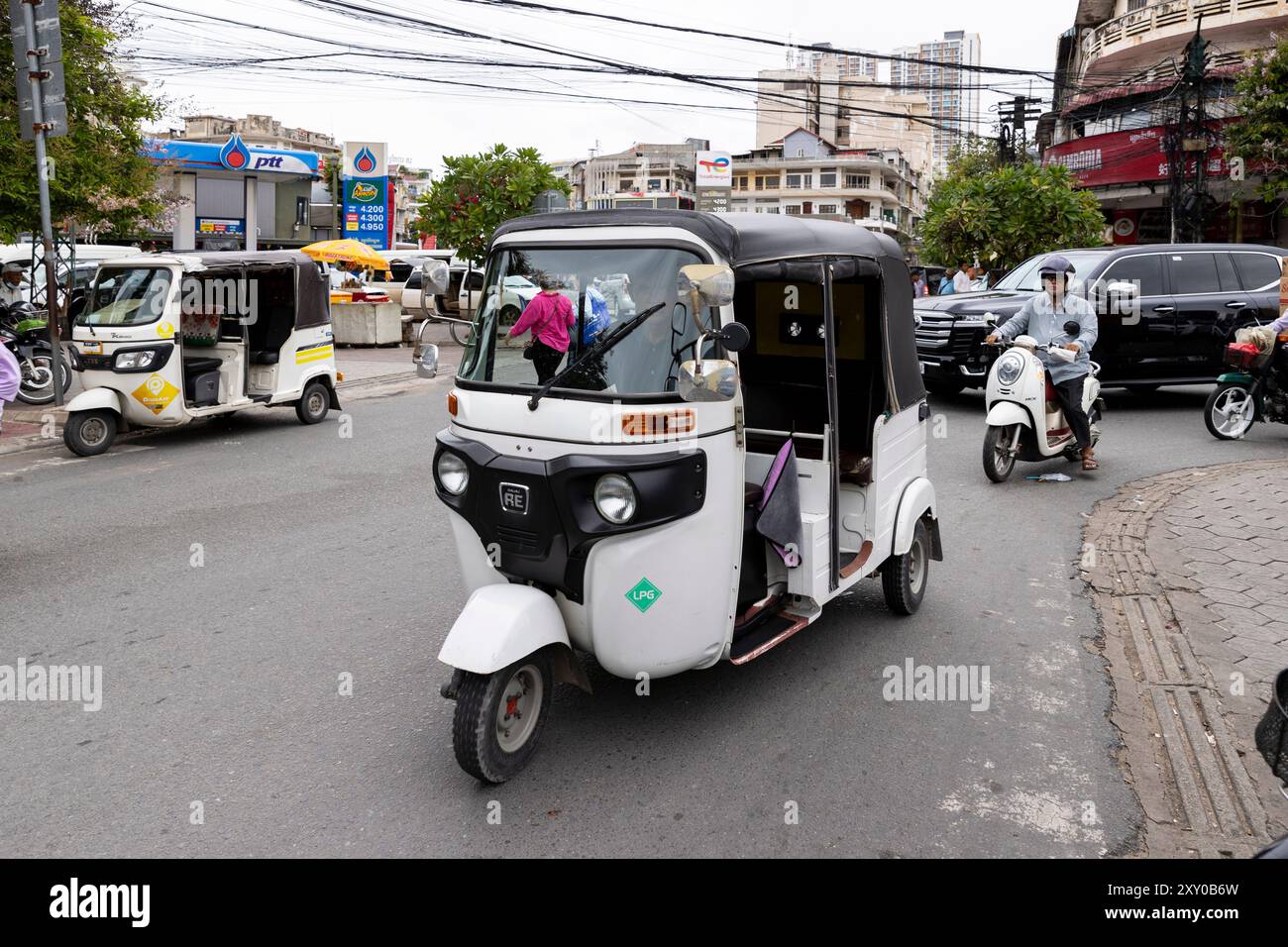 Auto rickshaws (tuk-tuks) in downtown Phnom Penh (Central Market area ...