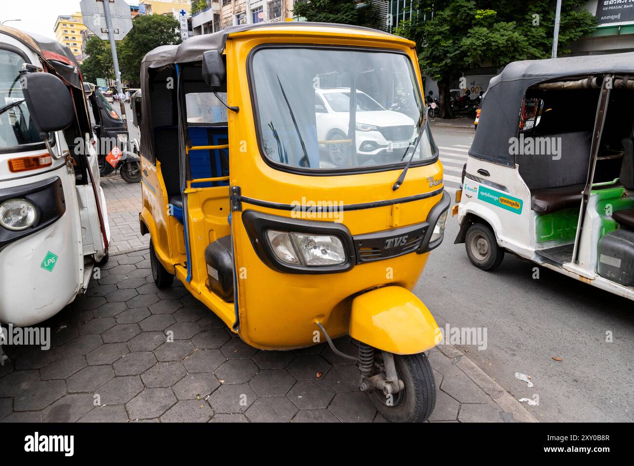 Auto rickshaws (tuk-tuks) in downtown Phnom Penh (Central Market area ...