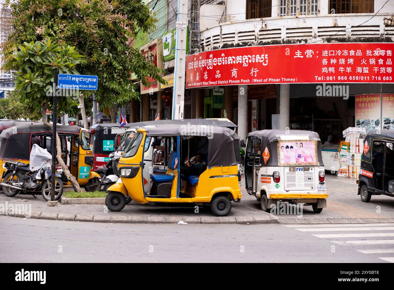 Auto rickshaws (tuk-tuks) in downtown Phnom Penh (Central Market area ...