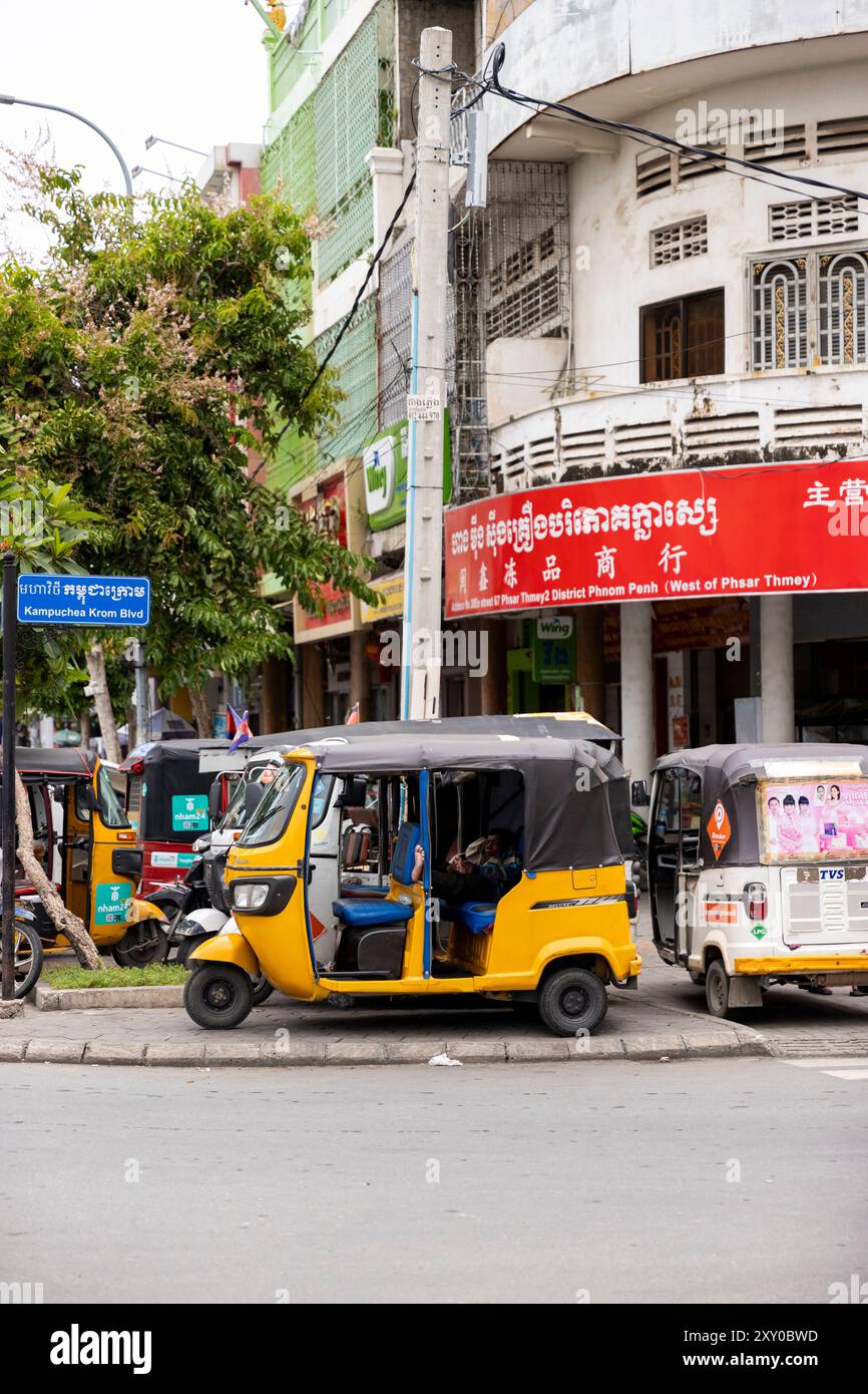 Auto rickshaws (tuk-tuks) in downtown Phnom Penh (Central Market area ...
