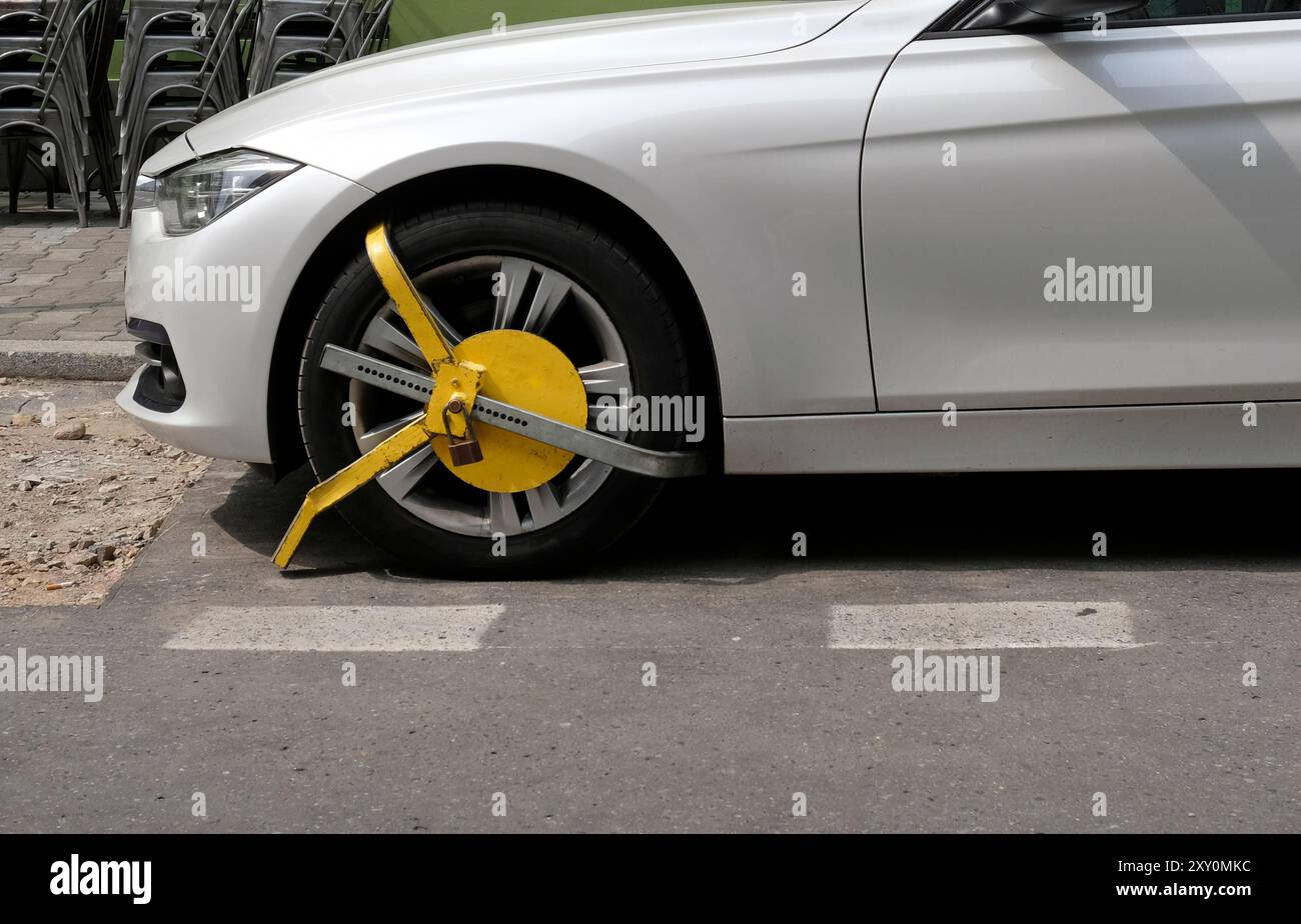Car wheel clamped yellow parking hi-res stock photography and images ...