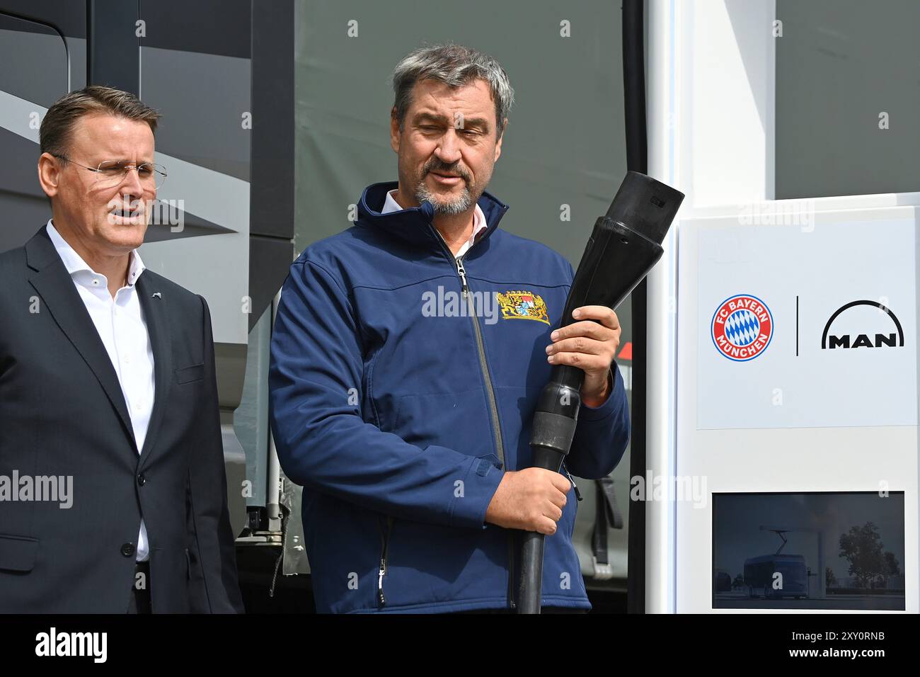 from left: Alexander Vlaskamp (CEO of MAN Truck and Bus SE), Markus ...