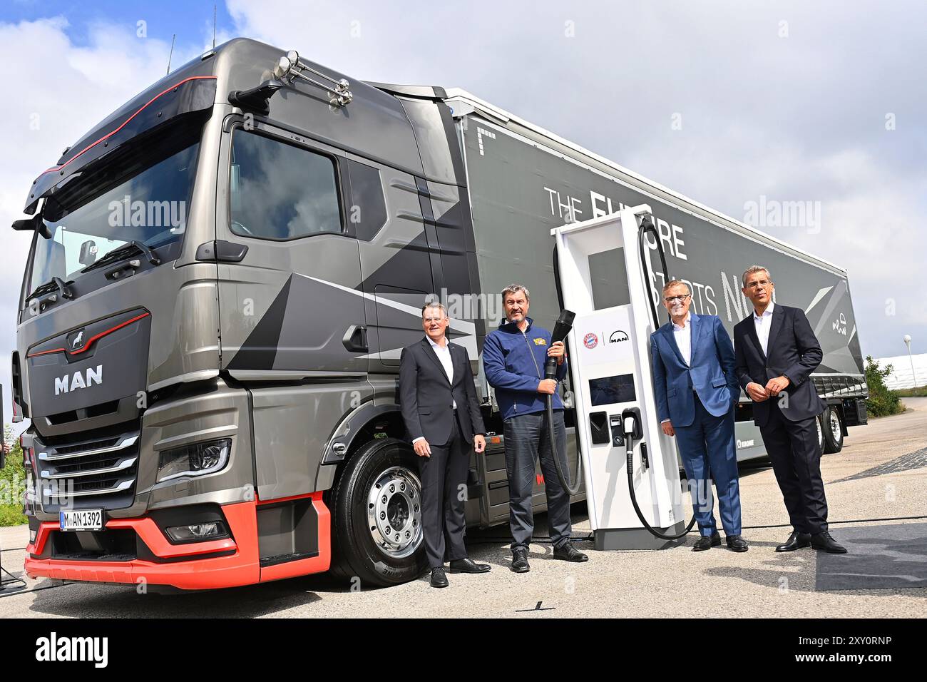 from left: Alexander Vlaskamp (CEO of MAN Truck and Bus SE), Markus ...