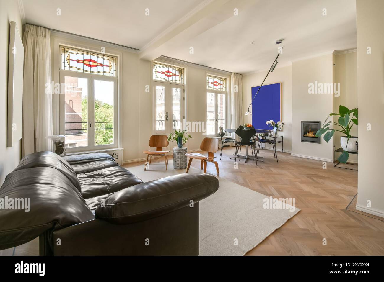 An elegantly designed living room seamlessly blends modern and classic ...