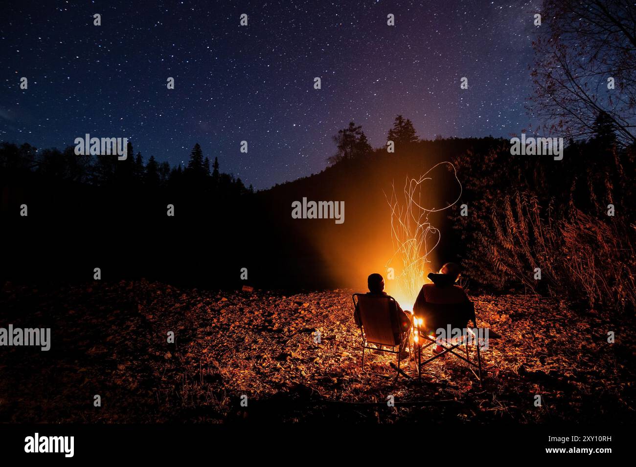 Bonfire man sit hi-res stock photography and images - Alamy