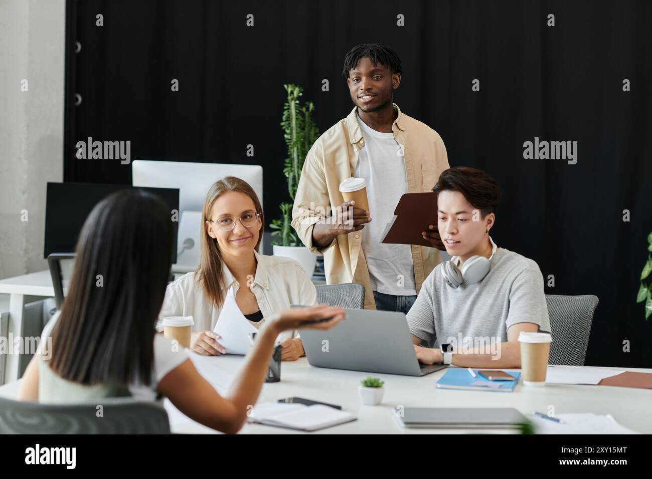 Diverse business team collaborates hi-res stock photography and images ...