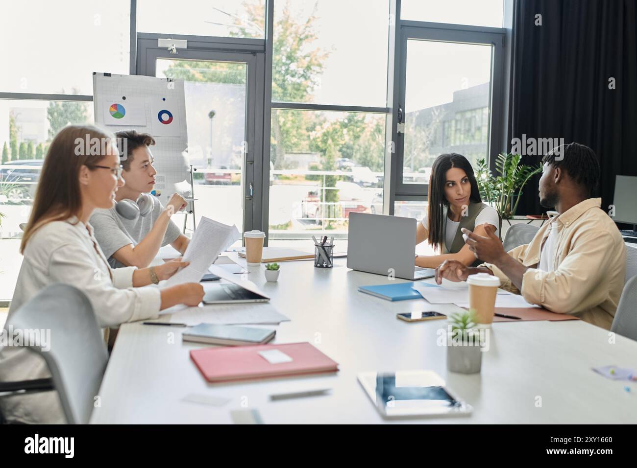 Diverse city business group working hi-res stock photography and images ...