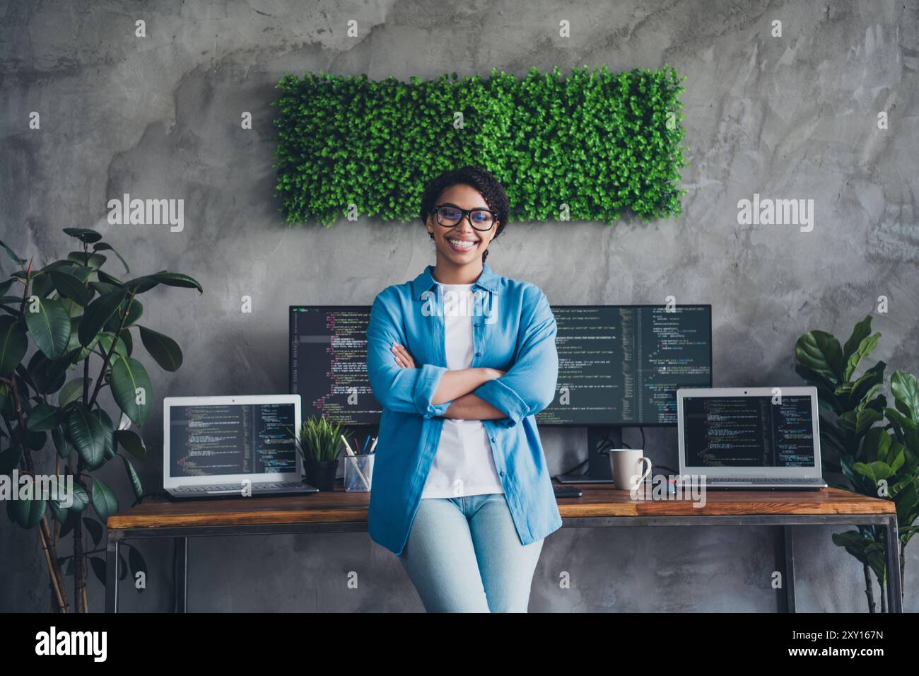 Photo of attractive woman confident posing boss crossed hands wear blue ...