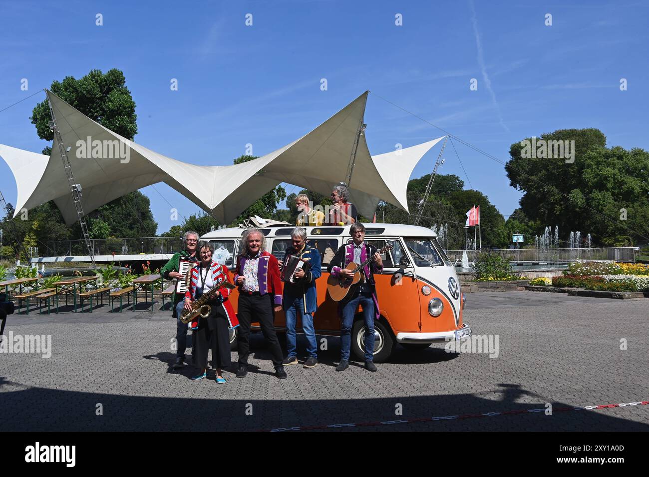 Die Band Köbes Underground, bekannt aus der Kölner Stunksitzung, posiert an einem VW Bulli ...