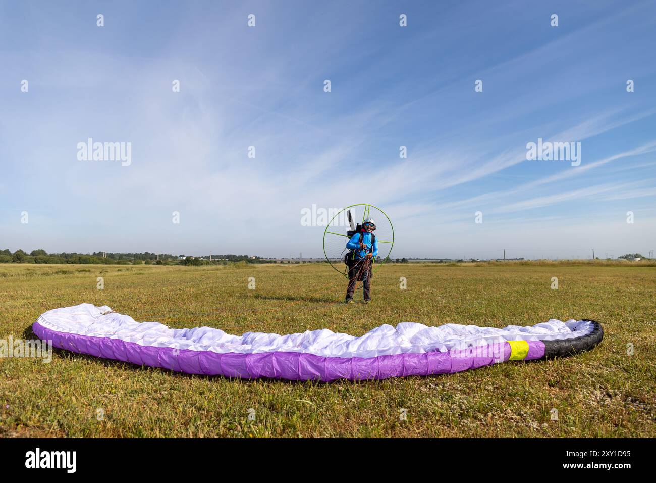 Paragliding pilot ground handling the wing Stock Photo - Alamy