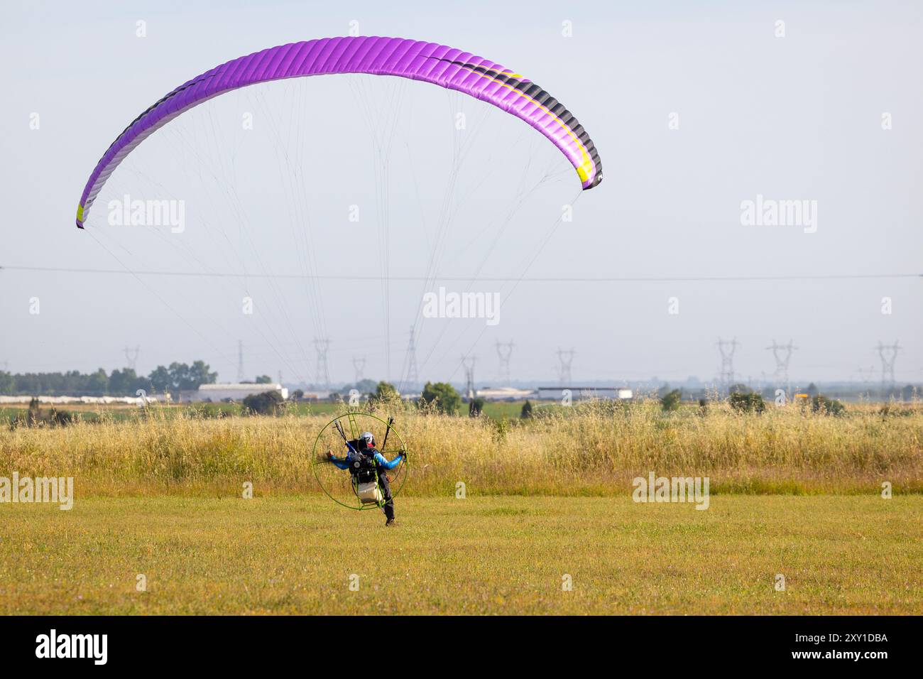 Powered paragliding flight Stock Photo - Alamy
