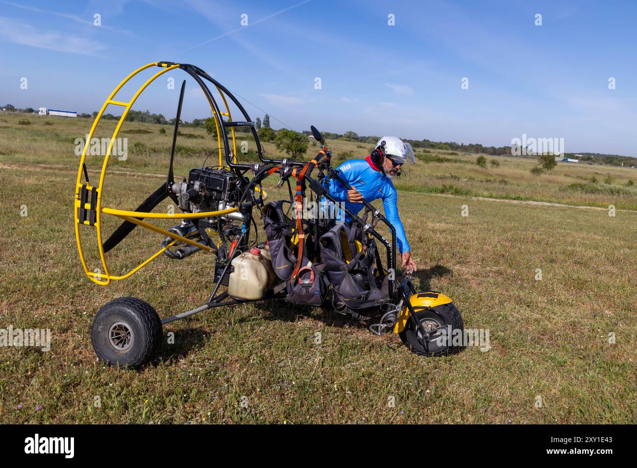 Pilot positioning the paramotor Stock Photo - Alamy