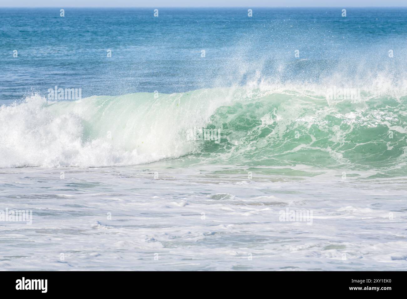 Breaking crashing seascape hi-res stock photography and images - Alamy