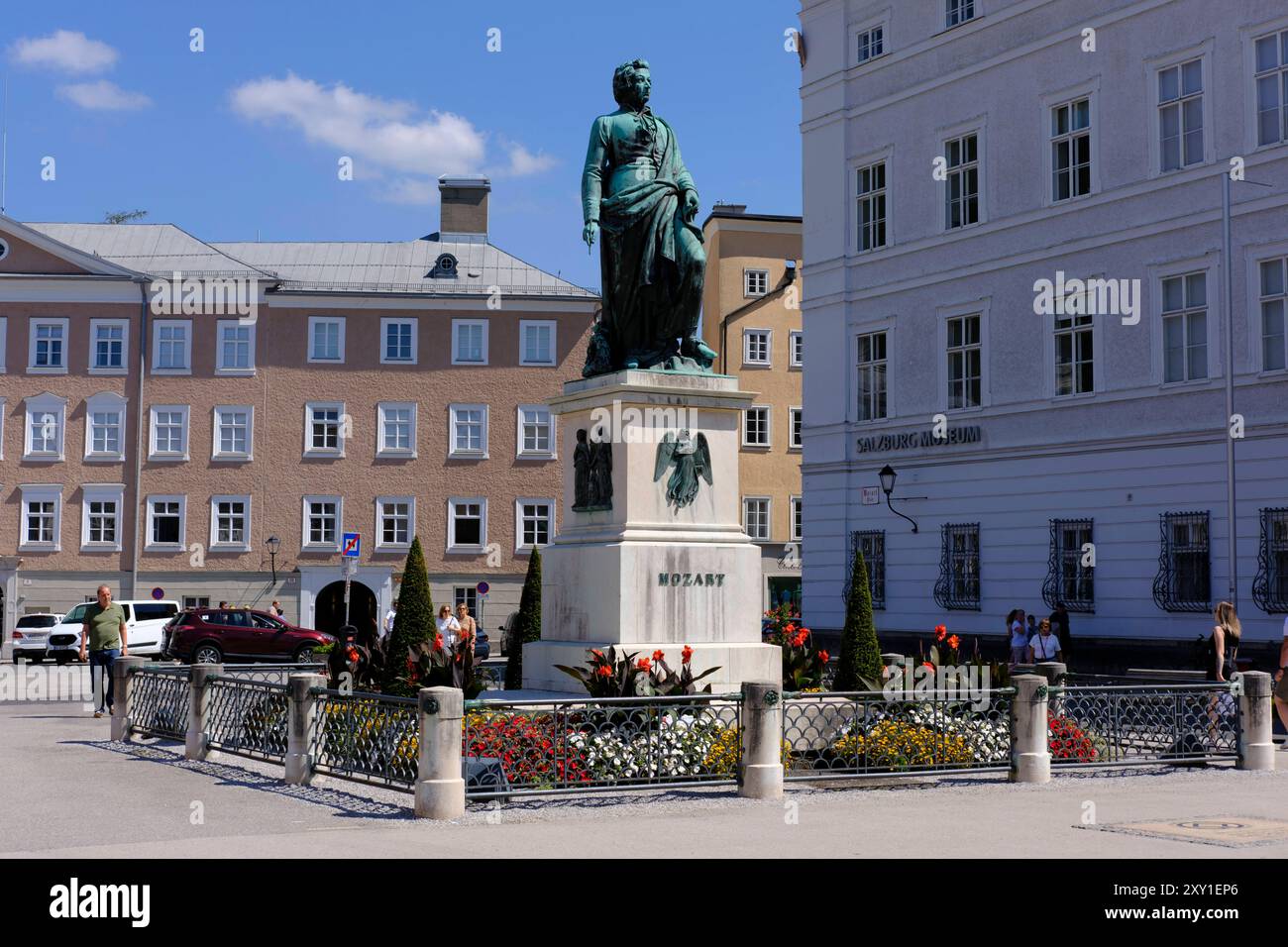 Mozartstatue Denkmal für Wolfgang Amadeus Mozart am Mozartplatz ...