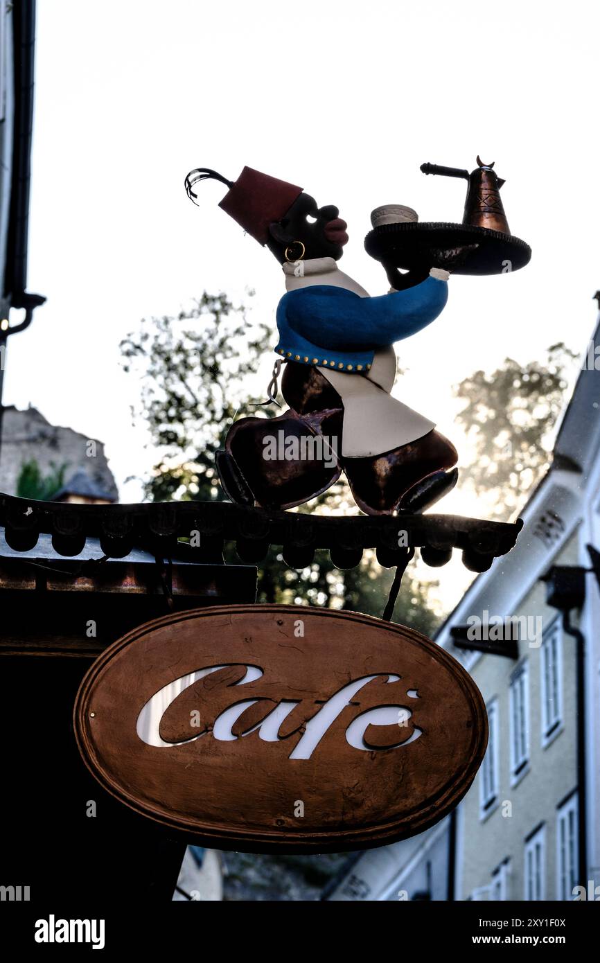 Ein Mohr auf dem Nasenschild des Cafe Getreidegasse, Salzburg 6.08.2024 ...