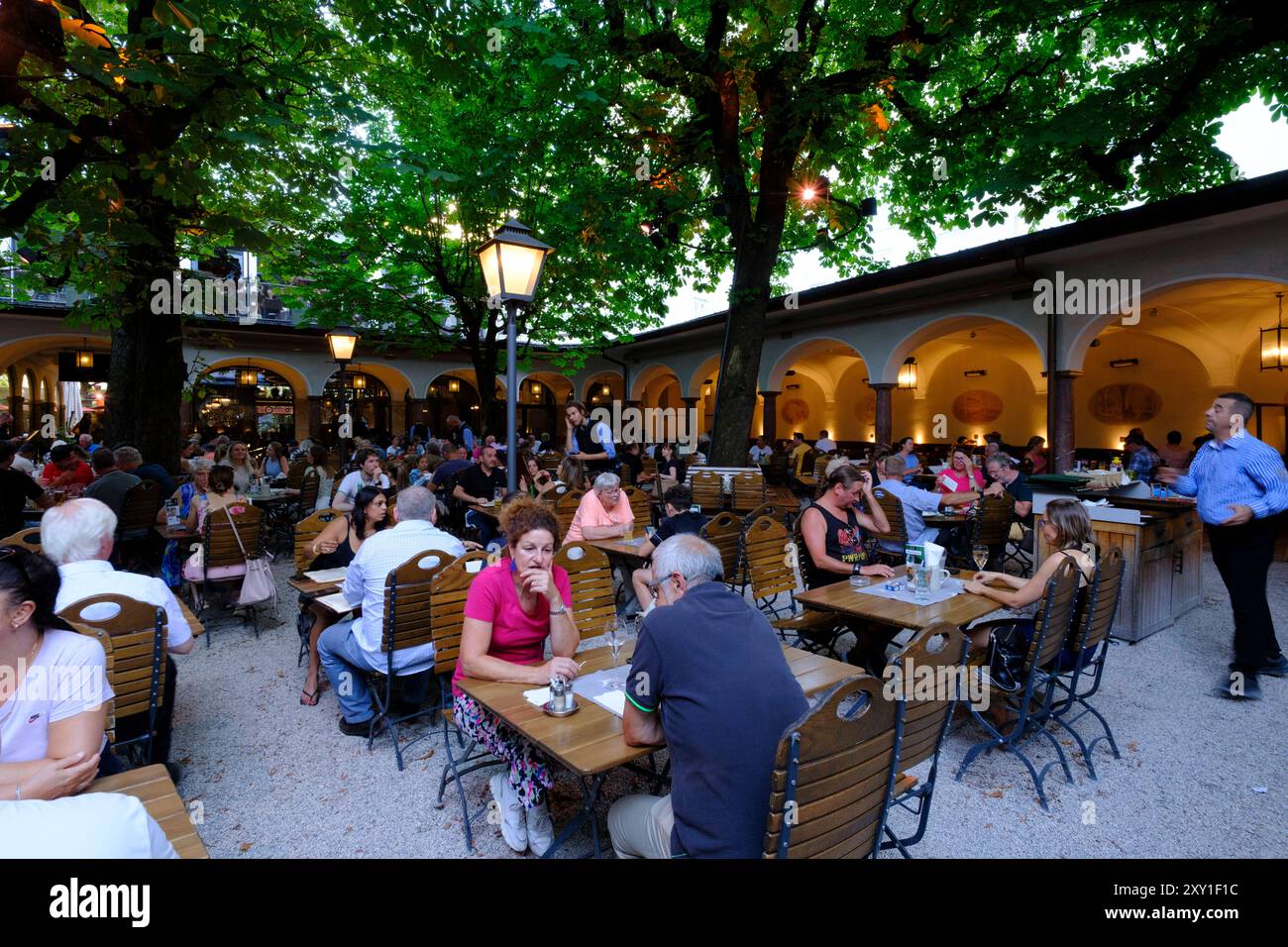 Biergarten des Sternbräu, Salzburg 6.08.2024 *** Sternbräu beer garden ...
