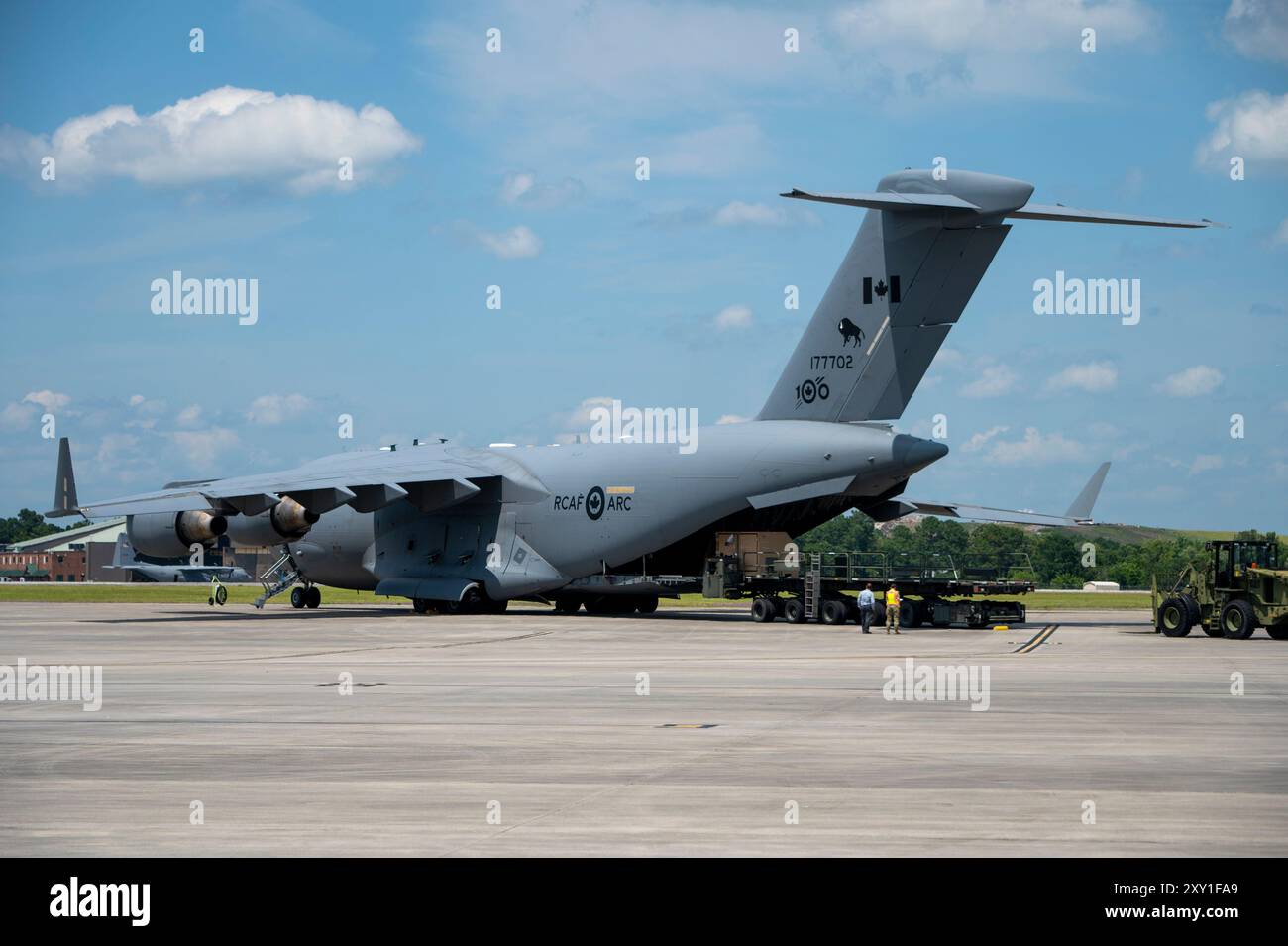 A Royal Canadian Air Force CC-177 Globemaster III aircraft gets loaded ...