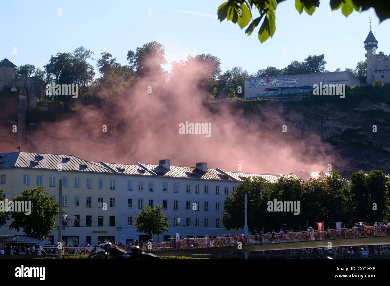Roter Rauch von Rauchpatronen, die Fussballfans in der Griesgasse ...