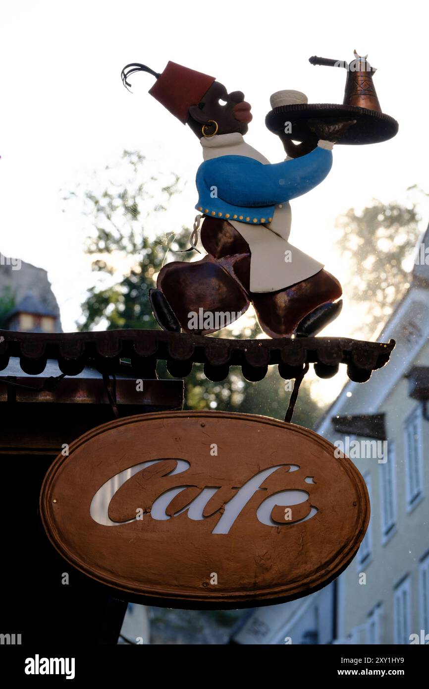 Ein Mohr auf dem Nasenschild des Cafe Getreidegasse, Salzburg 6.08.2024 ...