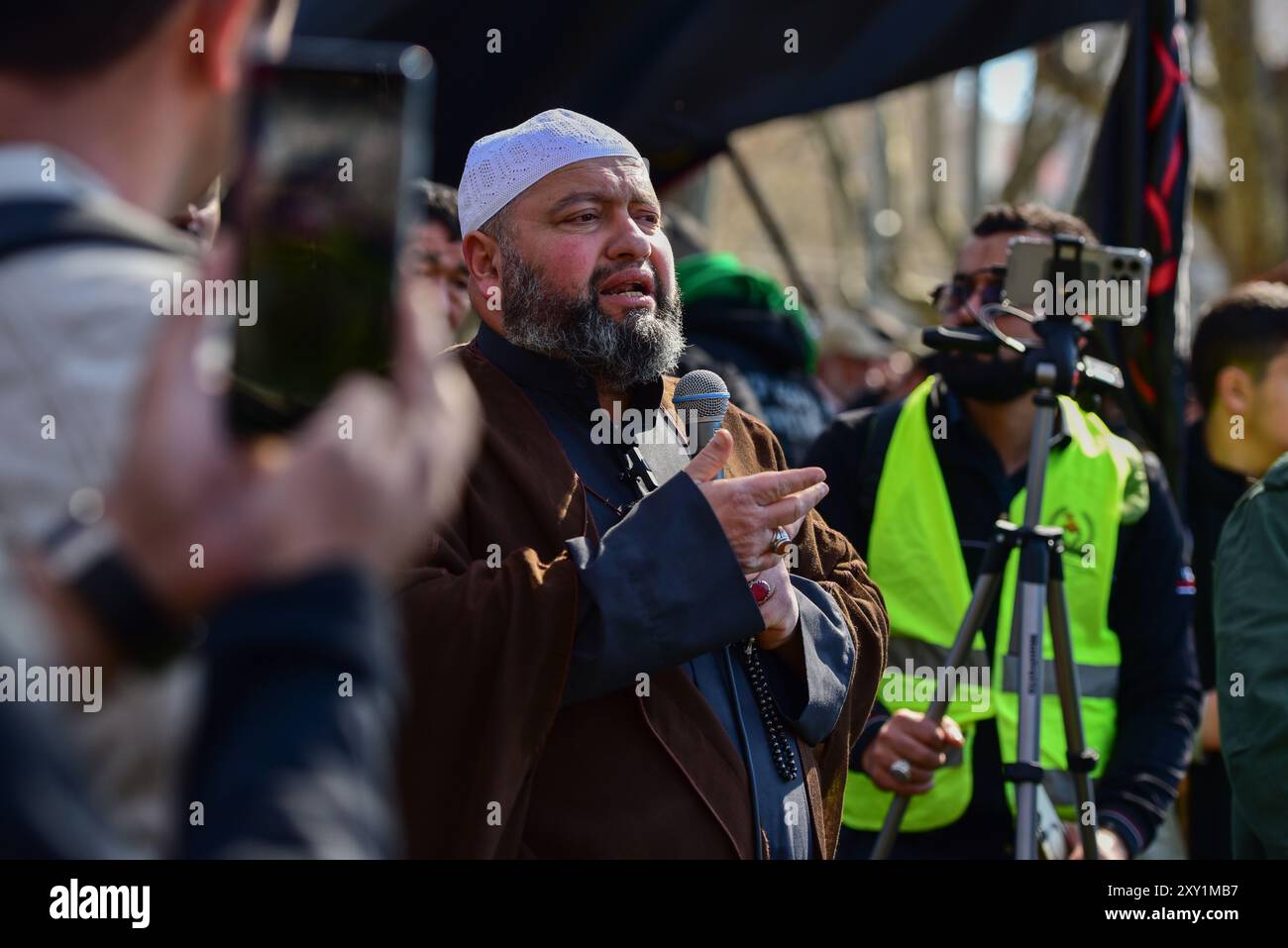 Imam Sheikh Abu Mahdi is seen during Arbaeen procession. The 16th ...