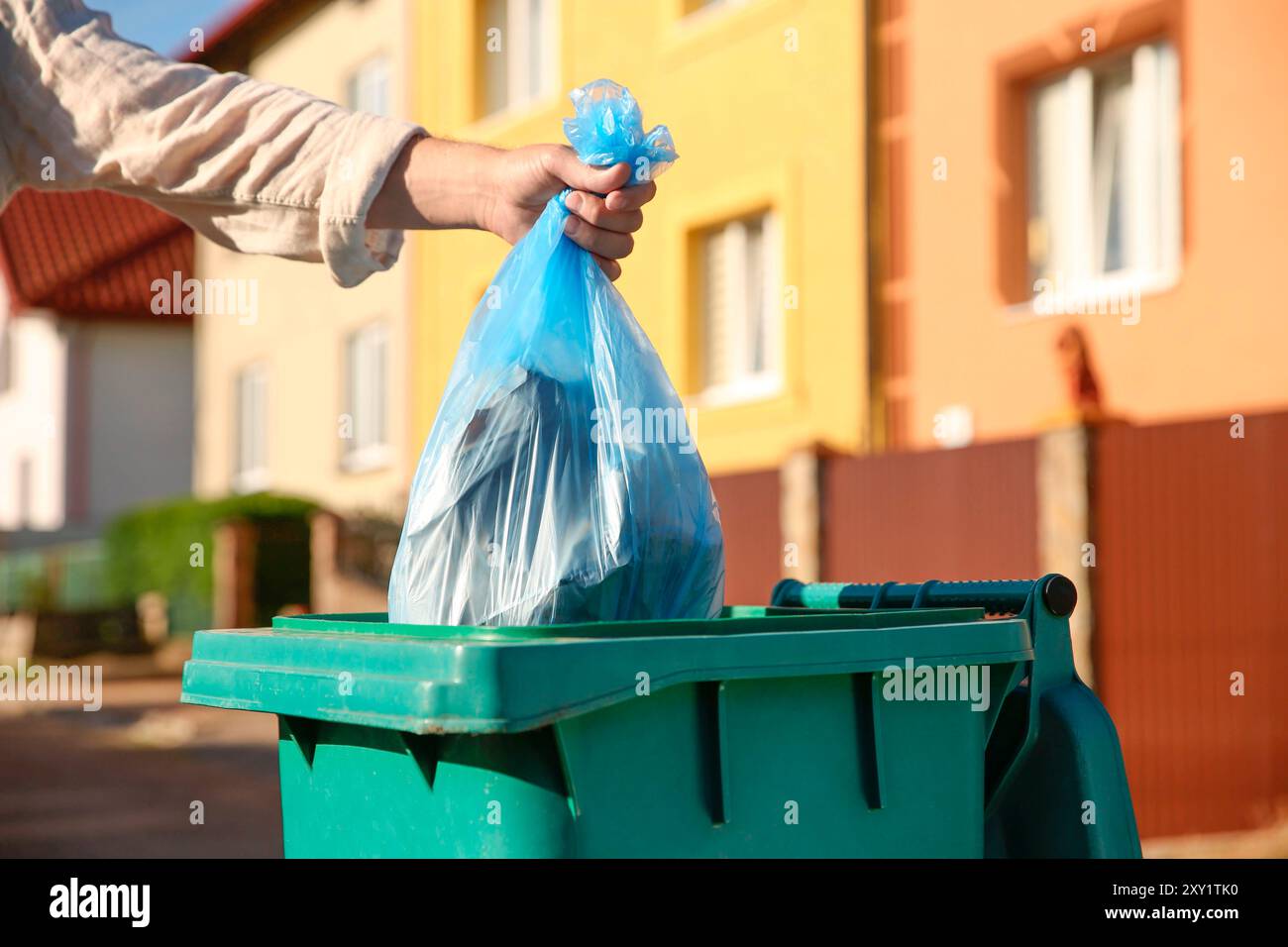 Man throwing trash hi-res stock photography and images - Alamy