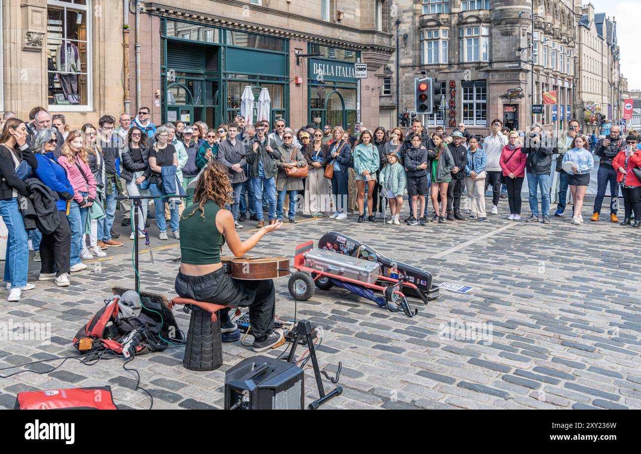 Street Performer and crowd on the Royal Mile at the Edinburgh Fringe ...