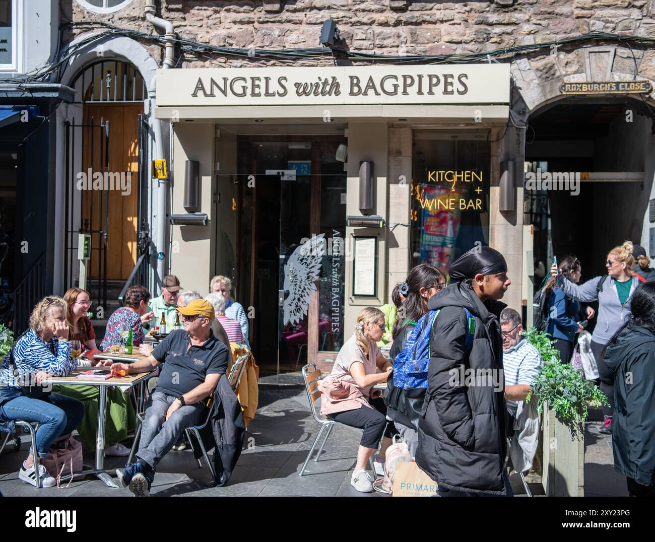 Angels with Bagpipes cafe on the Royal Mile, Edinburgh, Scotland Stock ...