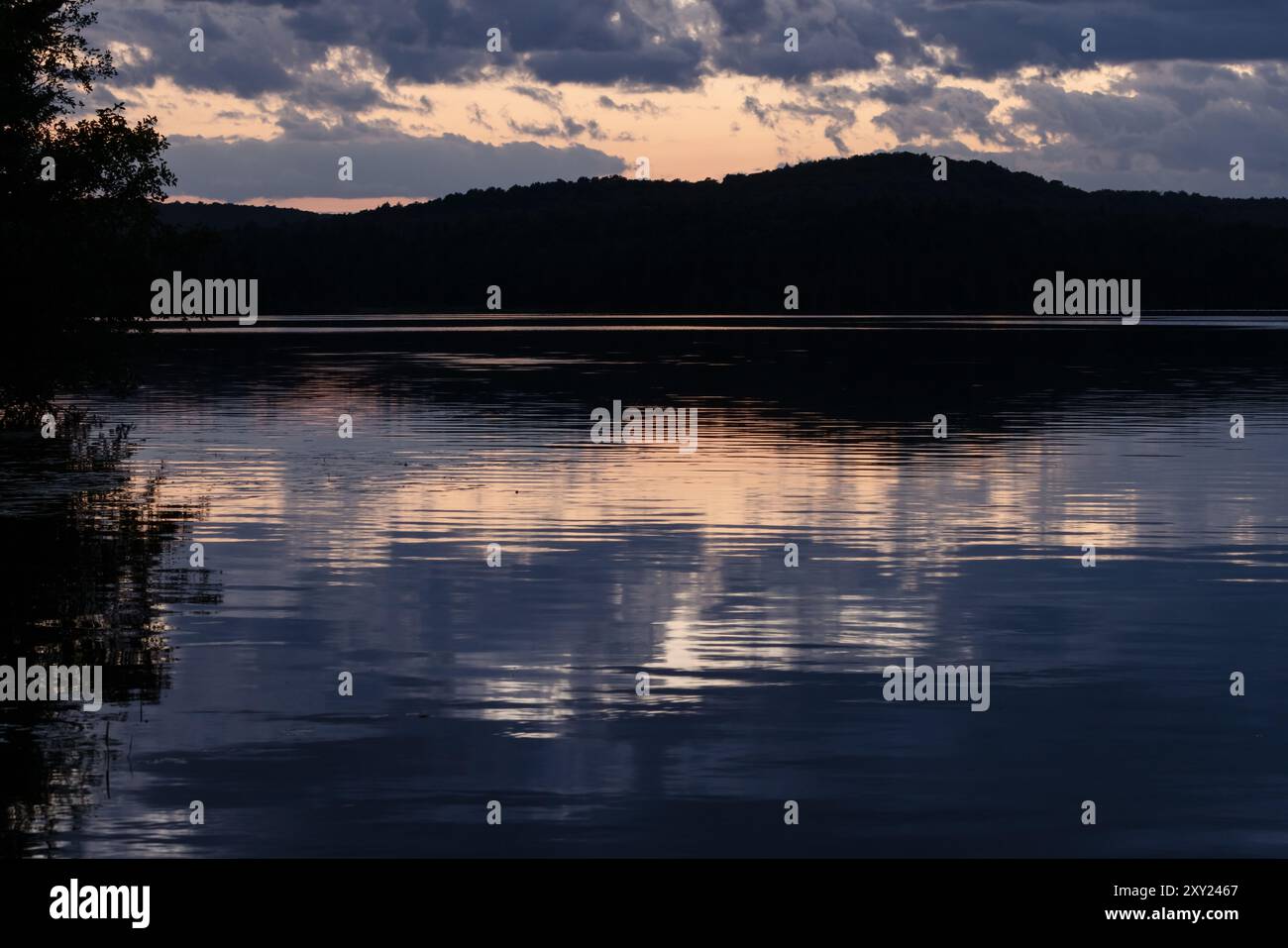 Beautiful sunset over water hi-res stock photography and images - Alamy